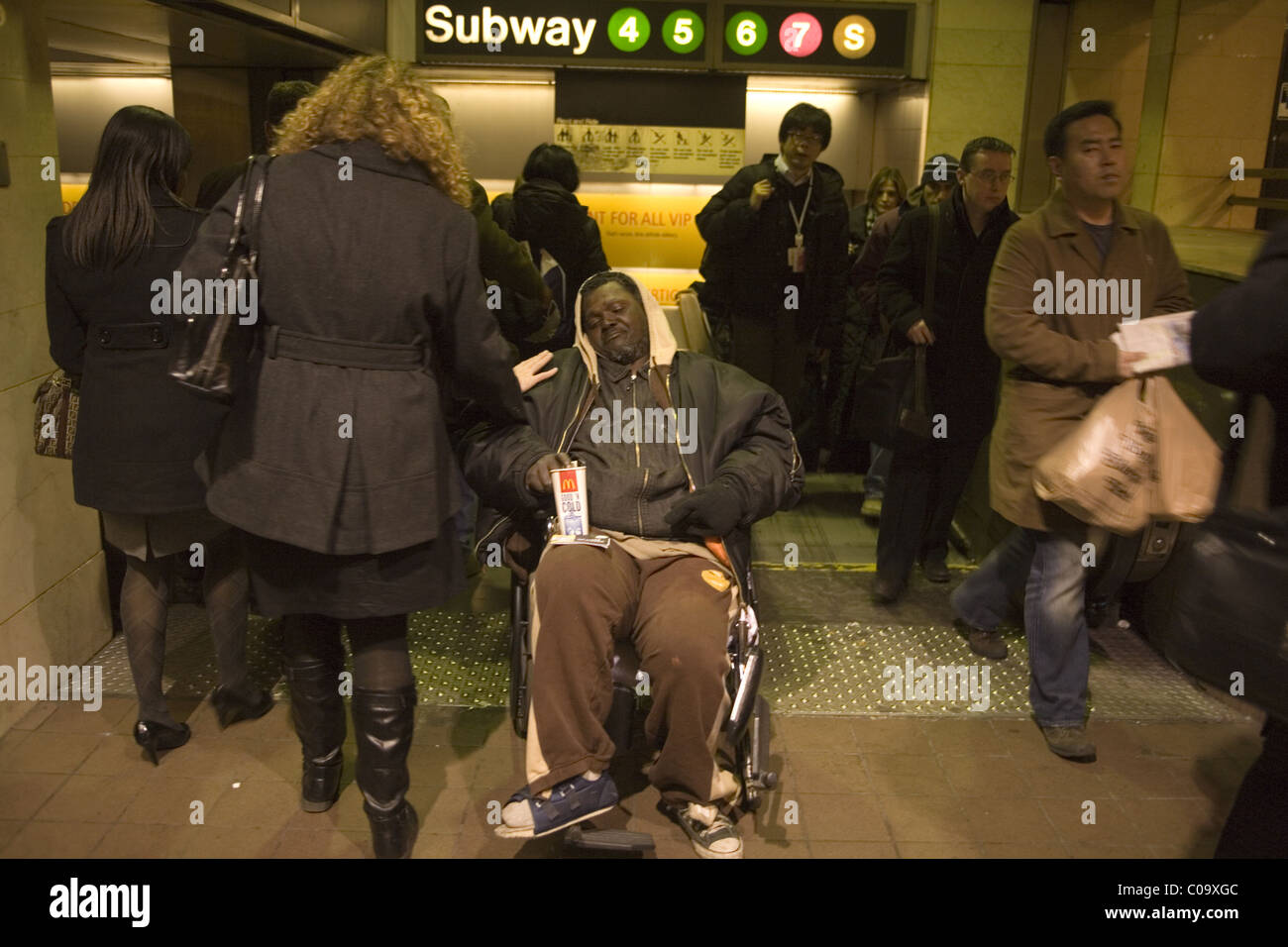 Schwerbehinderte Menschen im Rollstuhl bittet um Geld an der Grand ...