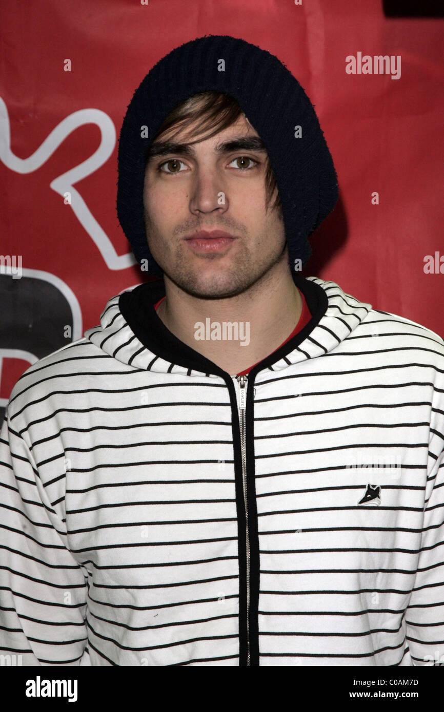 Charlie Simpson Fightstar Unterzeichnung Kopien ihrer neuen Single ...