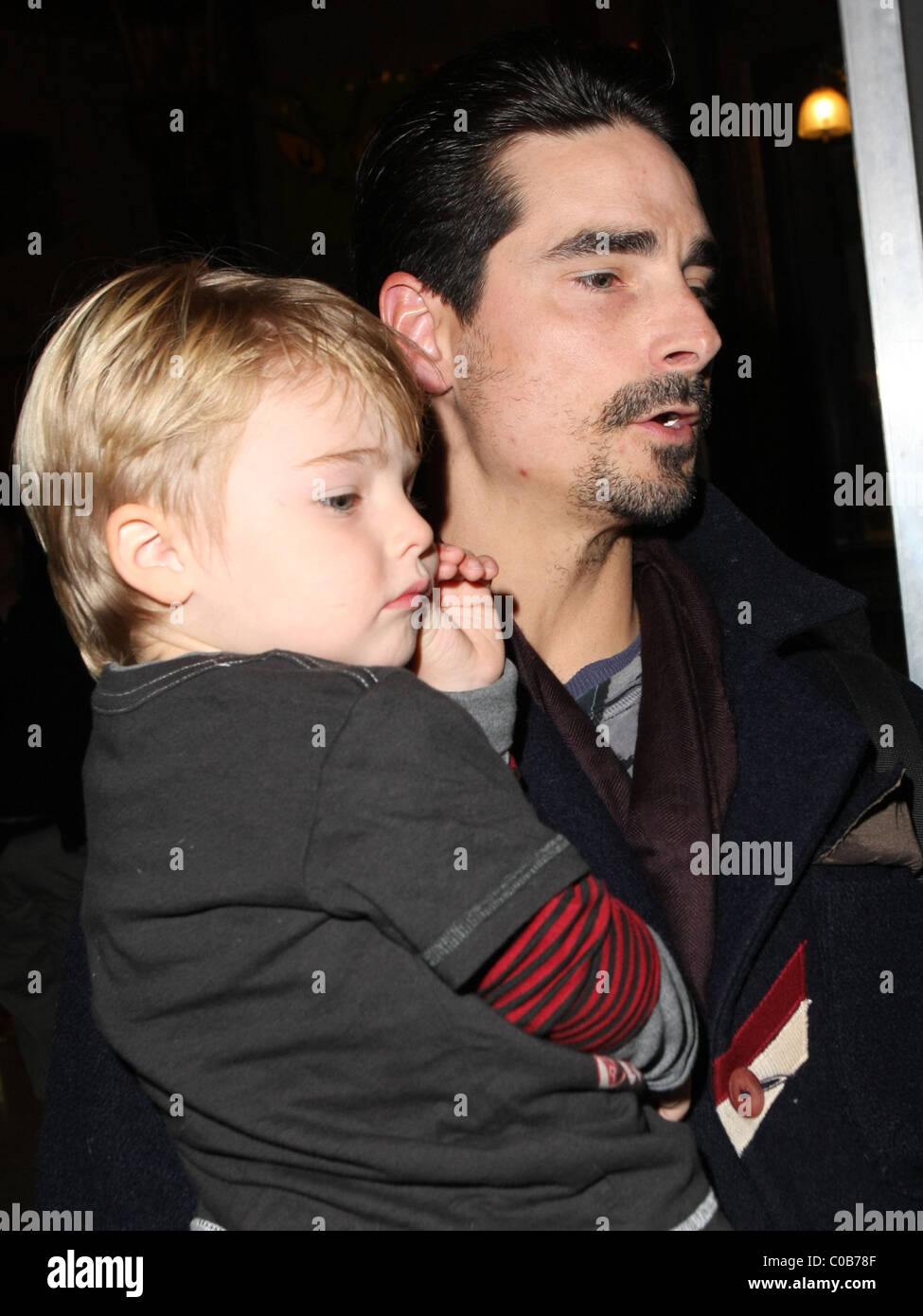 Kevin Richardson führt sein Sohn Mason, wie er Pantages Theatre in ...