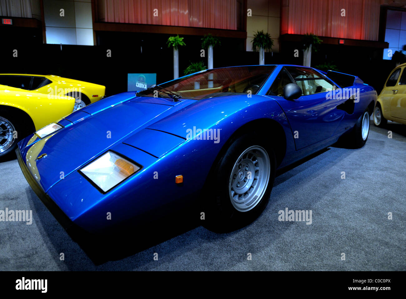 Blue lamborghini countach -Fotos und -Bildmaterial in hoher Auflösung ...
