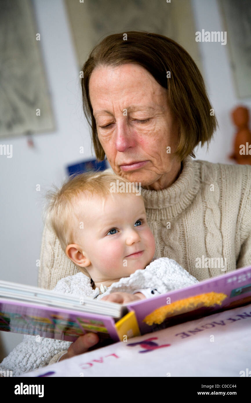 Grandmother grand granny grandma reading -Fotos und -Bildmaterial in ...