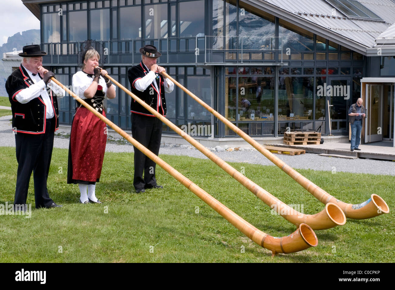 Alpine horn alpenhorn alphorn -Fotos und -Bildmaterial in hoher ...