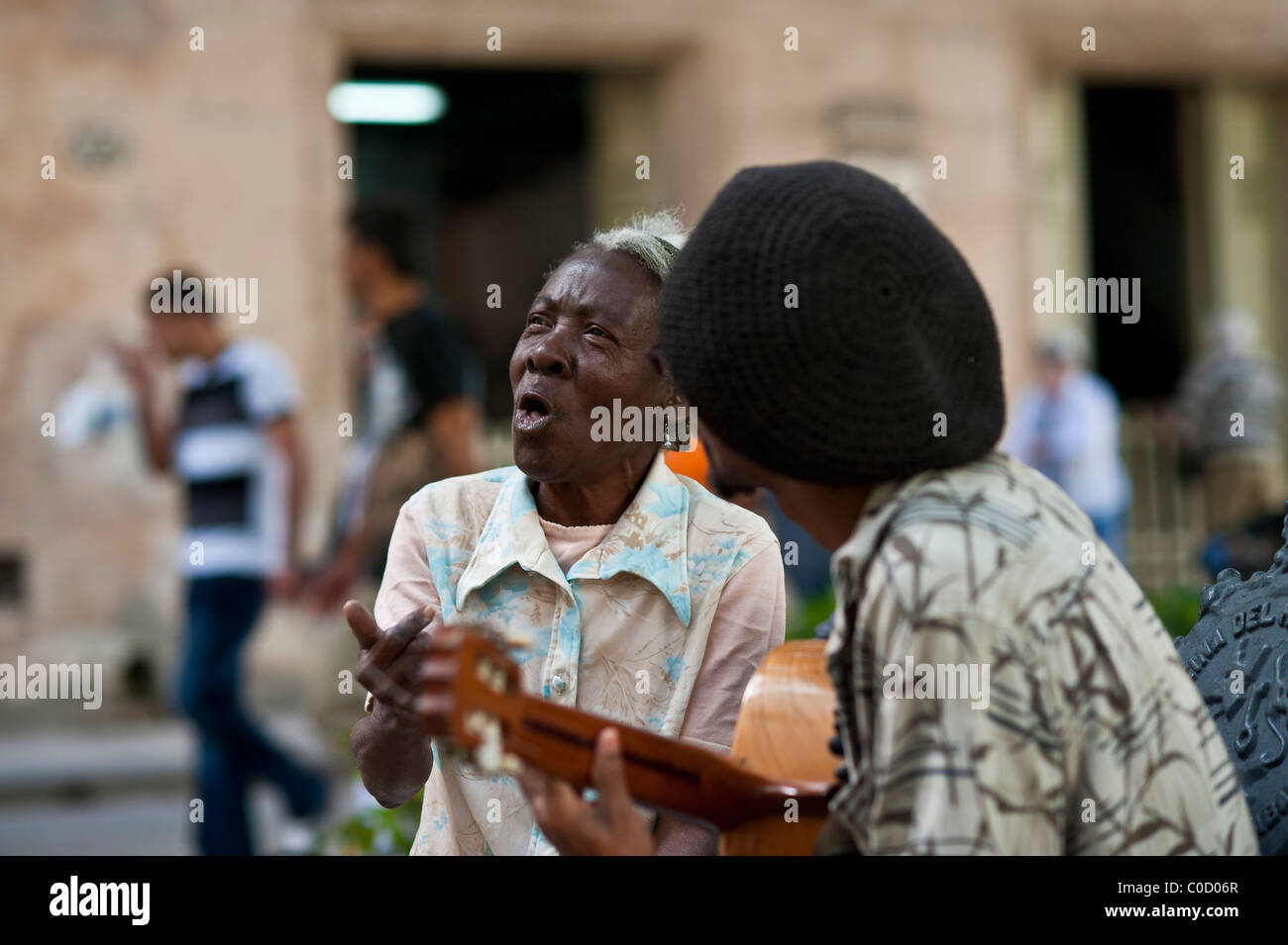 Mann singen -Fotos und -Bildmaterial in hoher Auflösung – Alamy