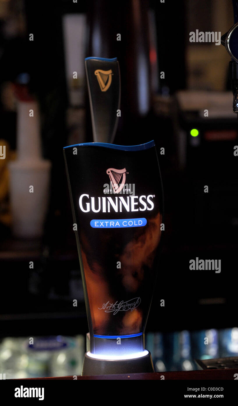 Guinness bar pump -Fotos und -Bildmaterial in hoher Auflösung – Alamy