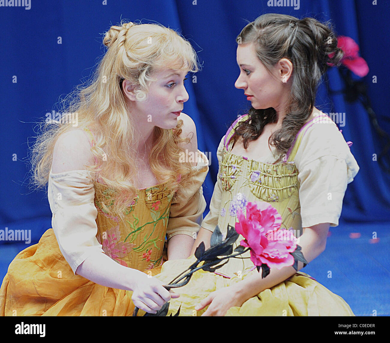 Laura Rogers und Pippa Nixon erklingt in "A Midsummer Nights Dream" in ...