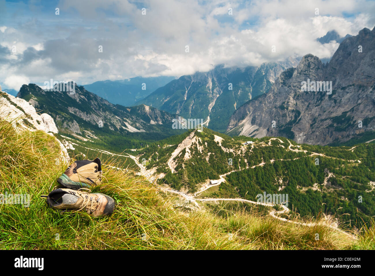 Alte Wanderschuhe auf Berge Hintergrund unter bewölktem Himmel ...