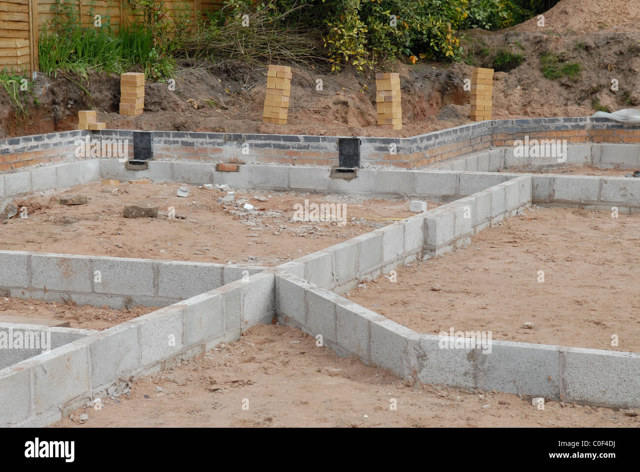 Aufbauend auf einem Streifenfundament Stockfotografie - Alamy
