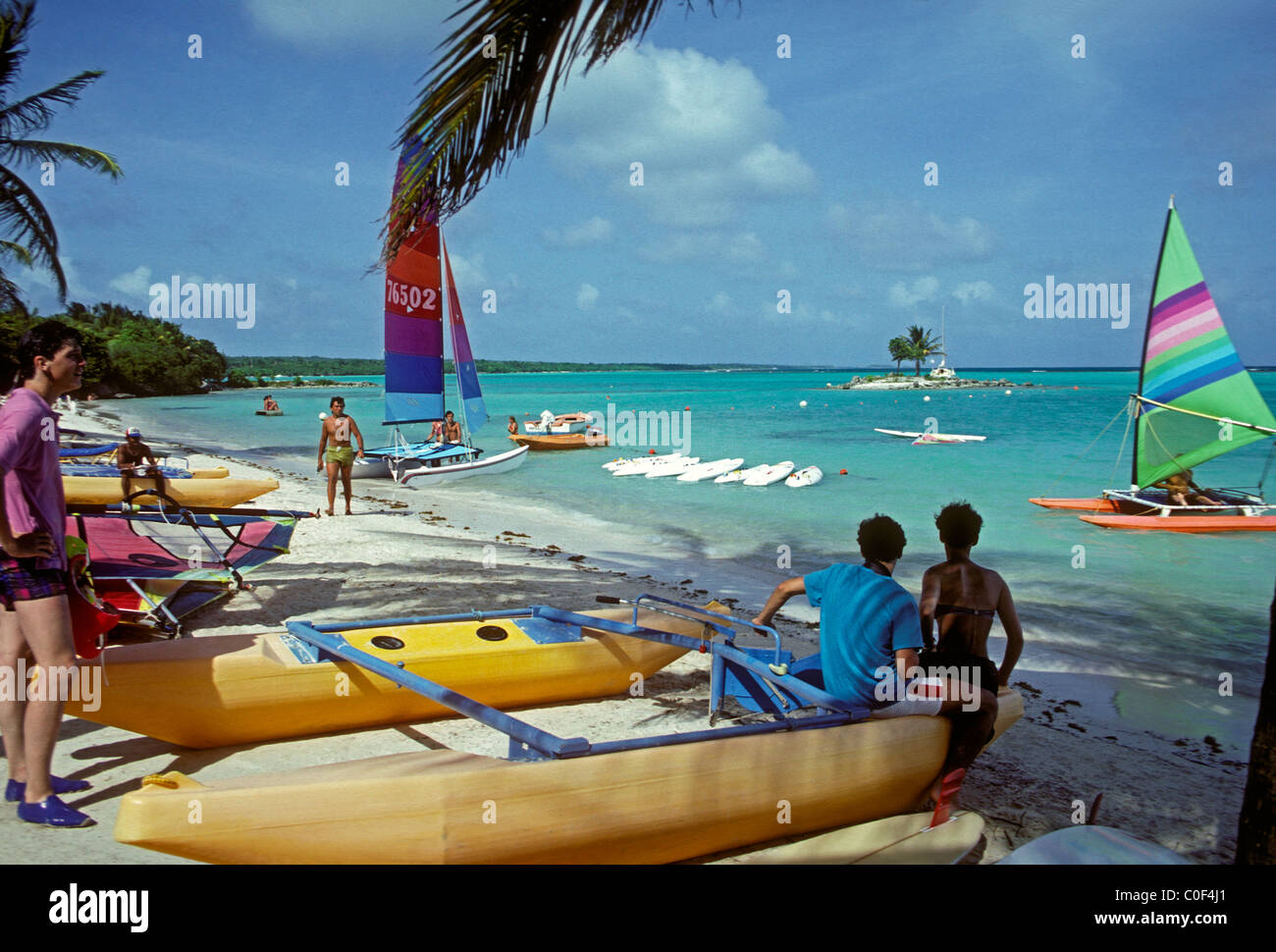 Menschen am Strand Stadt von Saint-Francois Grande-Terre Insel ...