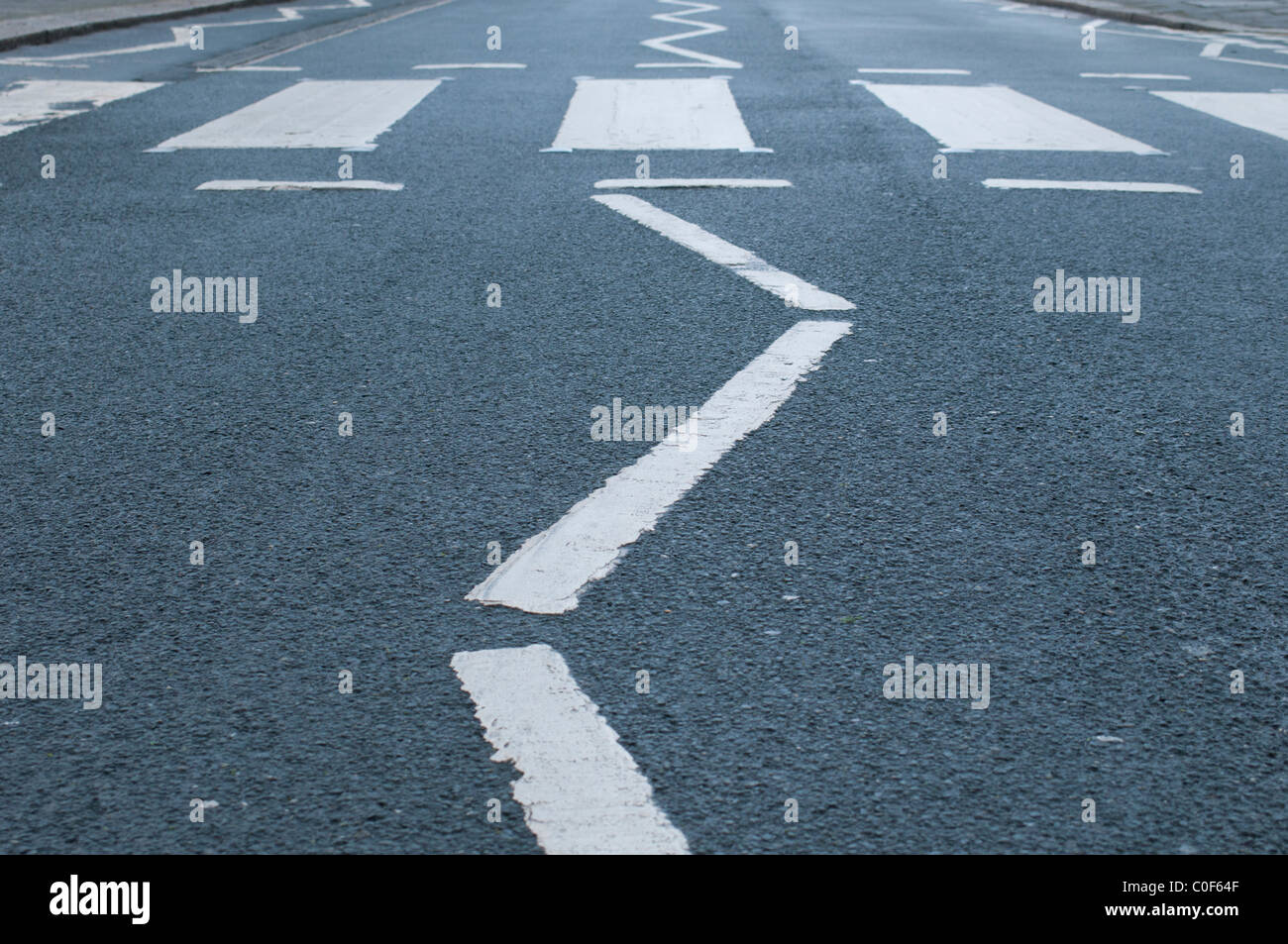 White lines road markings -Fotos und -Bildmaterial in hoher Auflösung ...