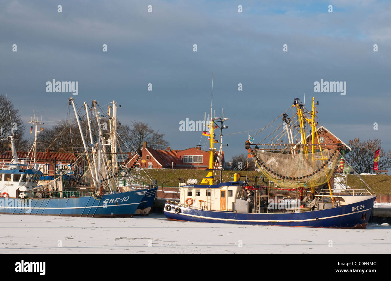 Garnelen-Kutter im Hafen von Greetsiel, Nordsee, im Hintergrund der Deich winterview ...