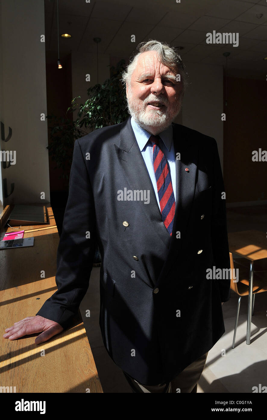 Ex-Geisel im Libanon, Terry Waite, besucht Vorschau der Elemente, die ...