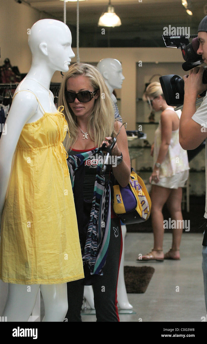 Playboy Playmate und Reality TV star Kendra Wilkinson Einkaufen mit ...