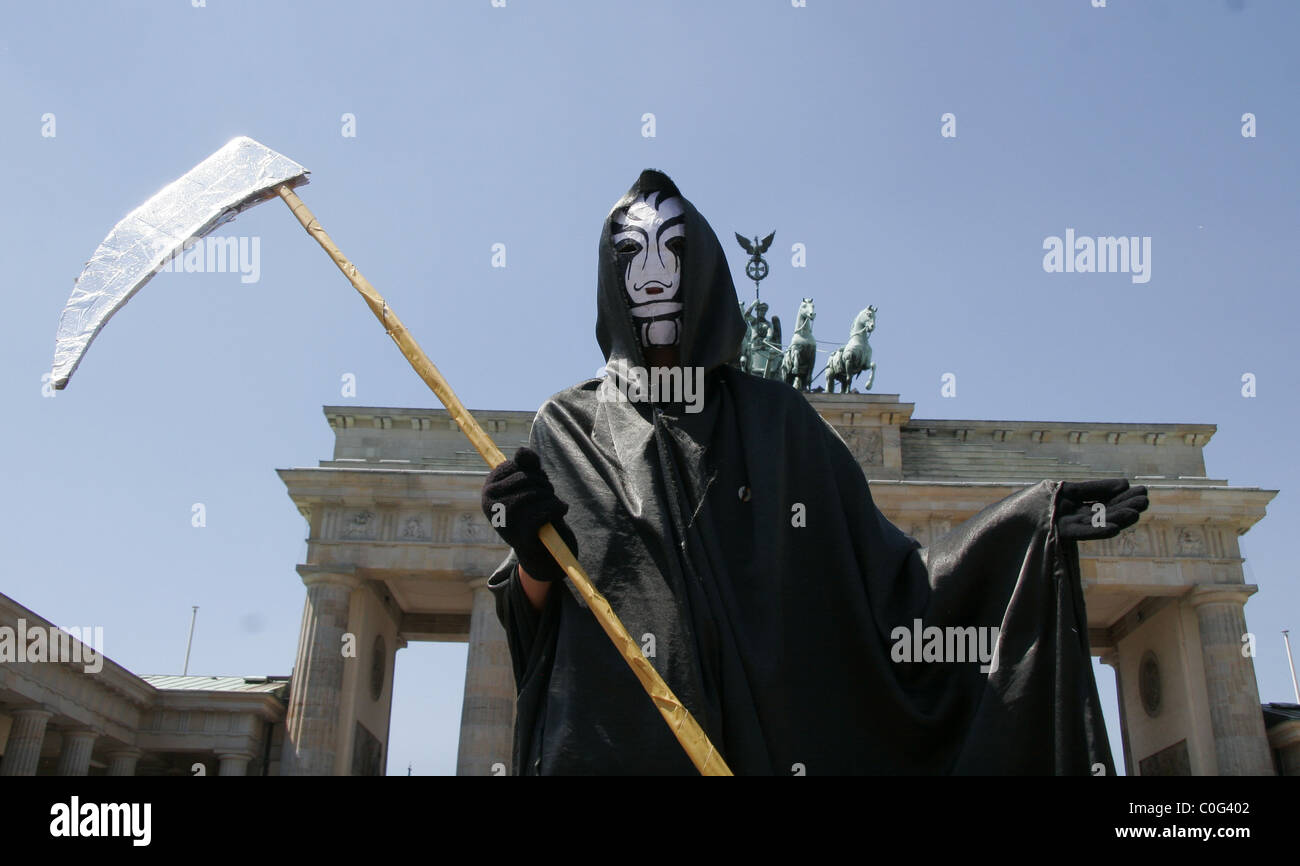 Der Sensenmann am Brandenburger Tor (Brandenburger Tor). Der Sensenmann ...