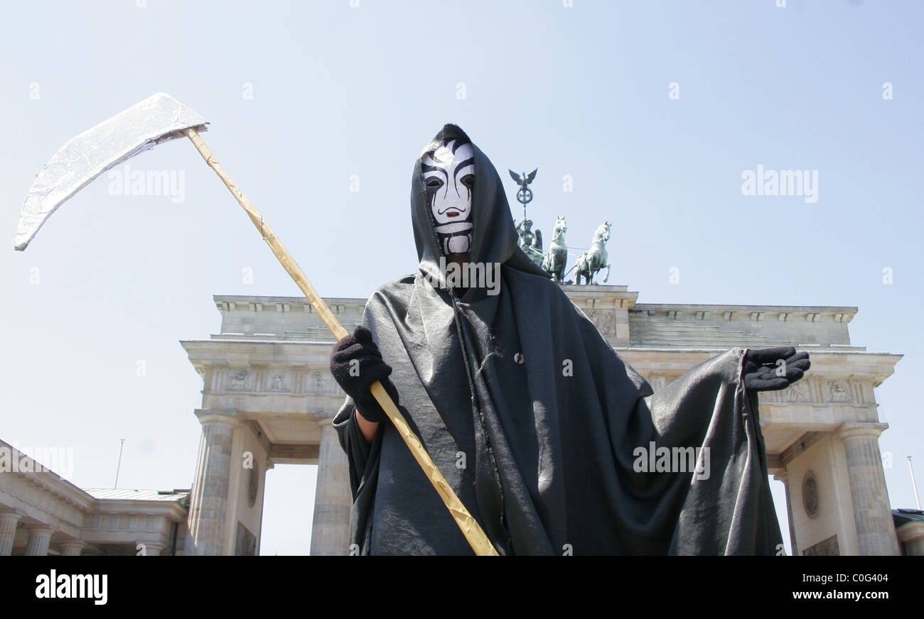 Der Sensenmann am Brandenburger Tor (Brandenburger Tor). Der Sensenmann ...