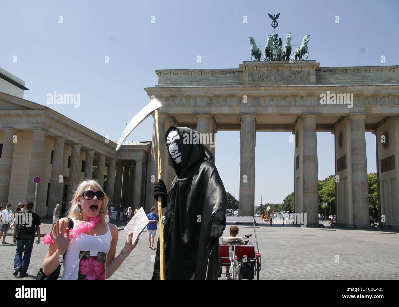 Der Sensenmann am Brandenburger Tor (Brandenburger Tor). Der Sensenmann ...
