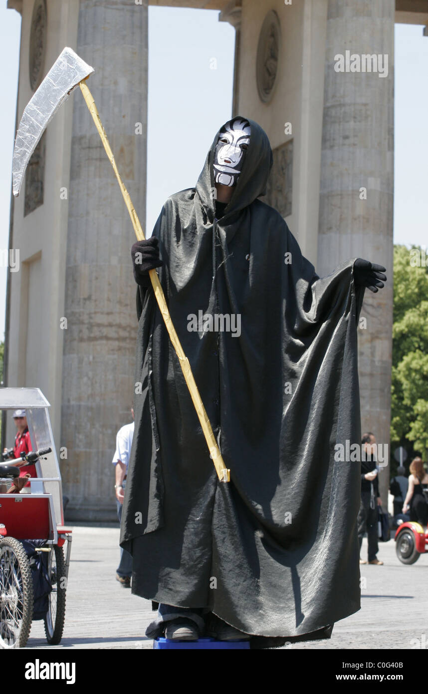Der Sensenmann am Brandenburger Tor (Brandenburger Tor). Der Sensenmann ...
