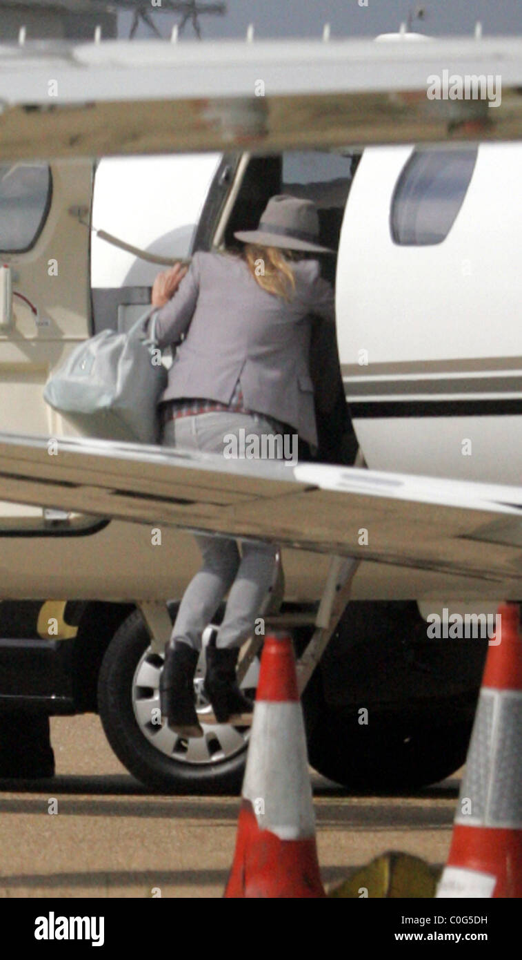 Kate Moss Schritte auf einem privat-Jet am Flughafen Luton Moss ...