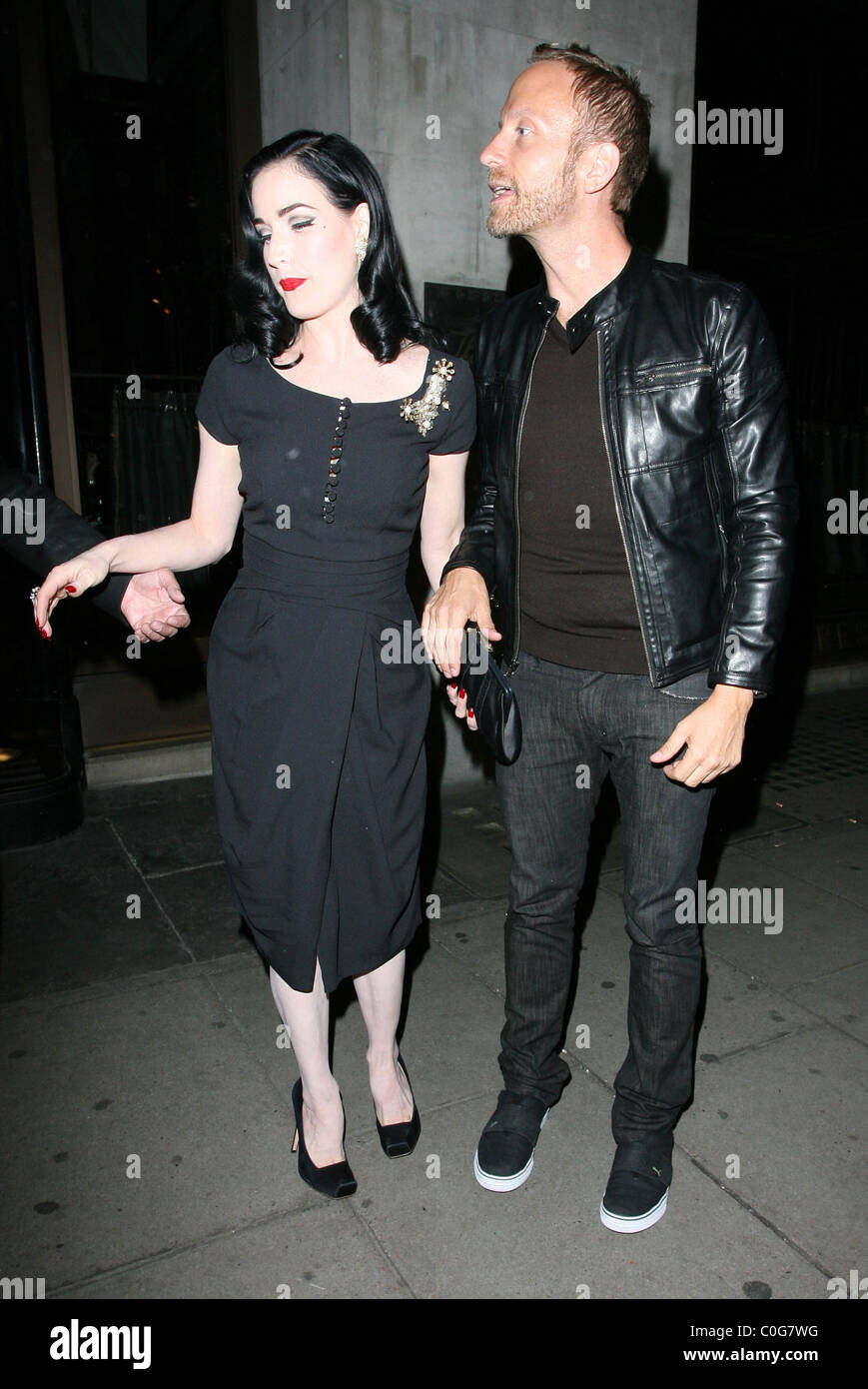 Dita Von Teese und ihr Freund verlassen die Wolseley-Restaurant ...