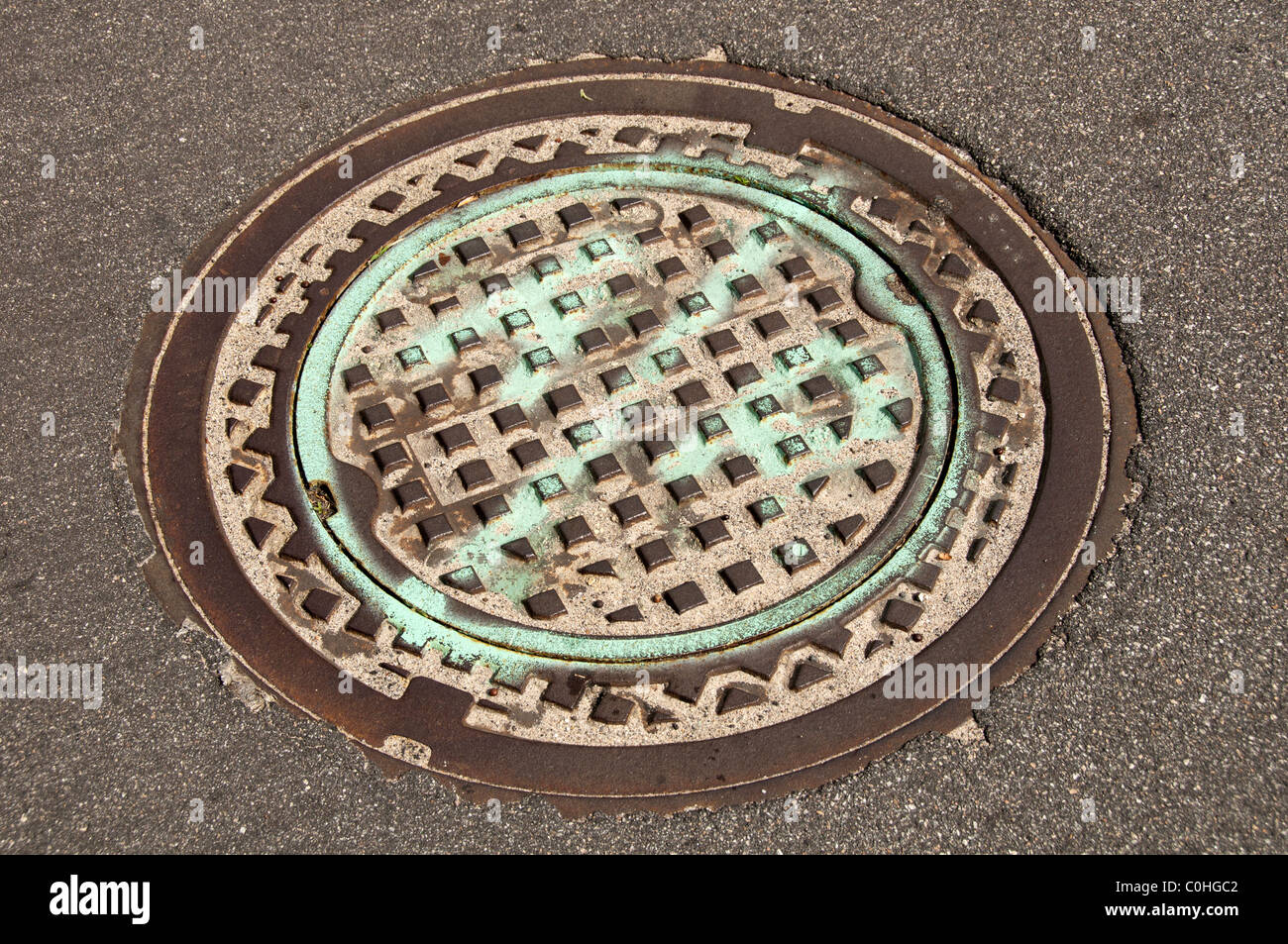 Schachtdeckel aus stahl -Fotos und -Bildmaterial in hoher Auflösung – Alamy