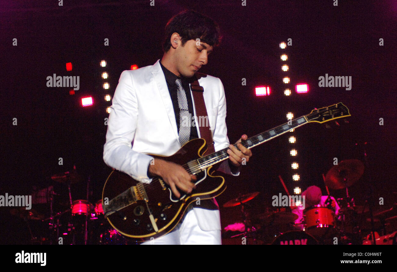 Mark Ronson tritt mit seiner Band die Version-Spieler auf der "Rose ...