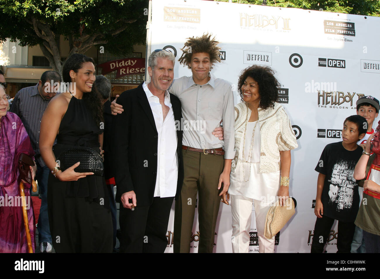 Ron perlman and family -Fotos und -Bildmaterial in hoher Auflösung – Alamy