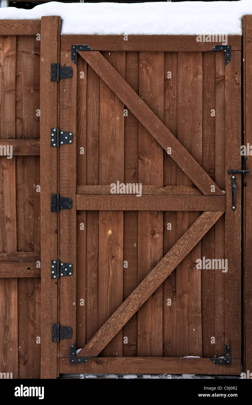 Holz-Zaun Tor im Schnee Stockfotografie - Alamy