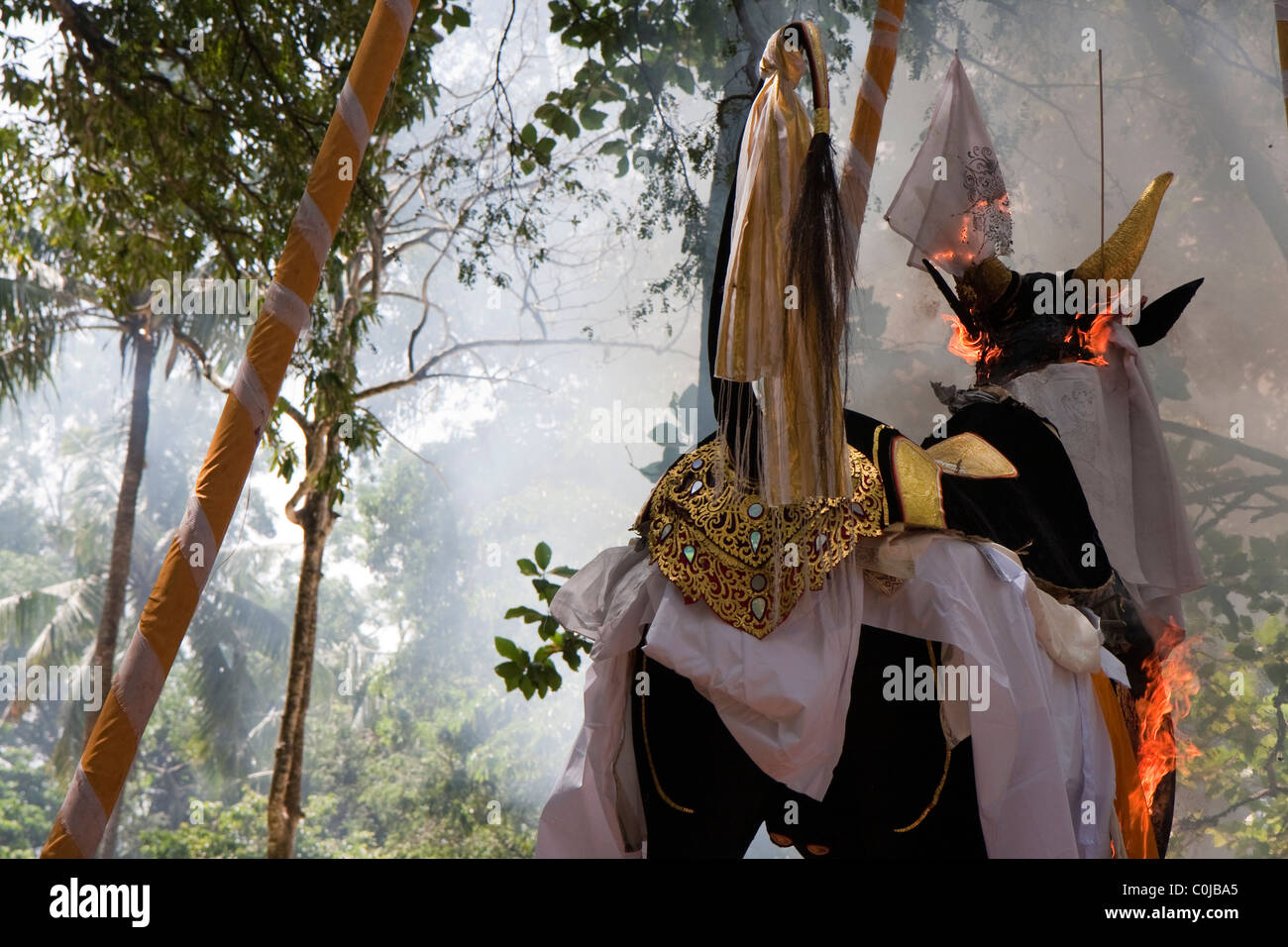 Hindu funeral pyre cremation in -Fotos und -Bildmaterial in hoher ...