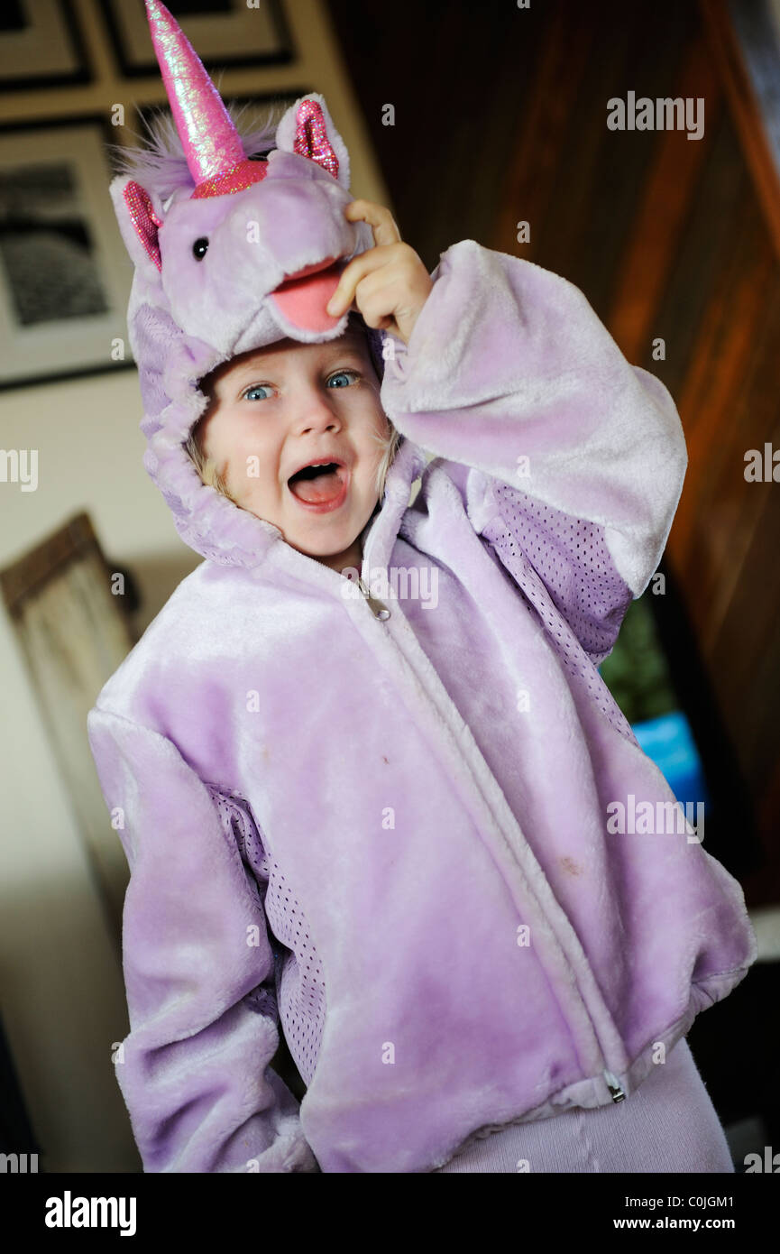 Als einhorn gekleidet -Fotos und -Bildmaterial in hoher Auflösung – Alamy