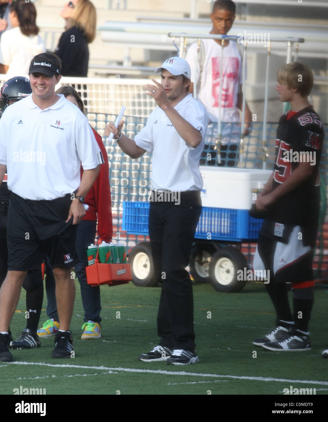 Ashton Kutcher Kutcher hat eine neue Rolle als ein Highschool-Football ...