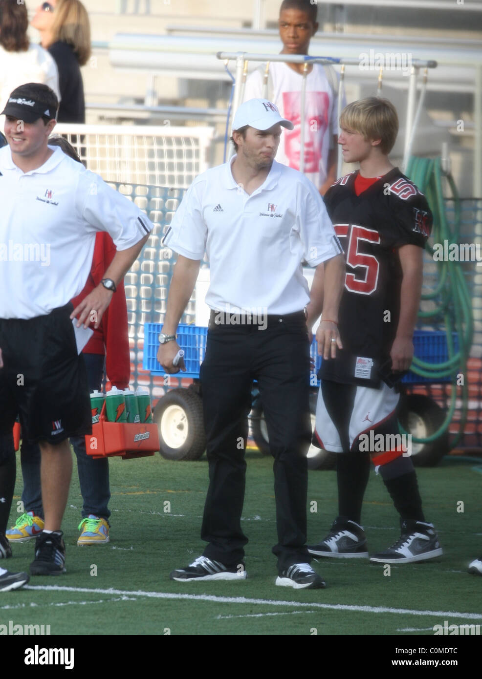 Ashton Kutcher Kutcher hat eine neue Rolle als ein Highschool-Football ...