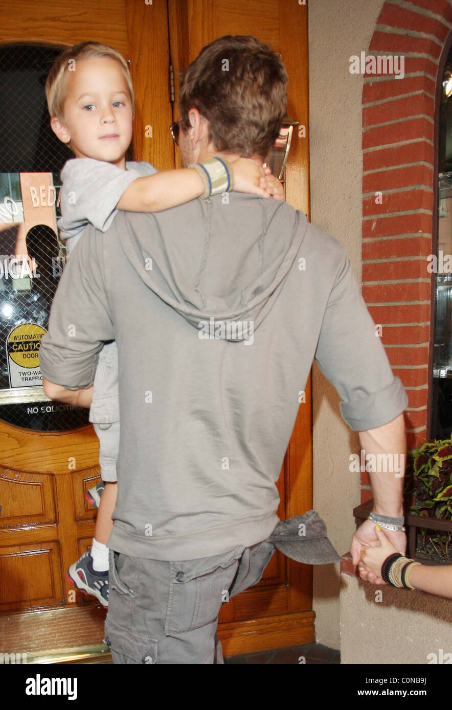 Ryan Phillippe bringt Sohn Deacon und seine Tochter zu einer Klinik in ...