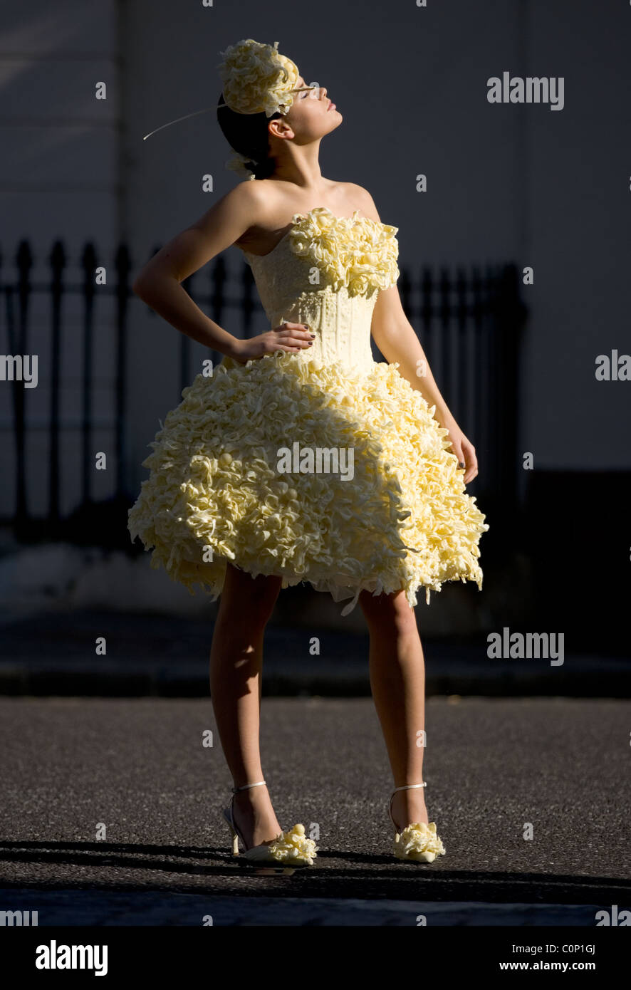 DIE BRAUT TRUG WEIß... SCHOKOLADE! Dieses Outfit sieht zum Anbeißen ...