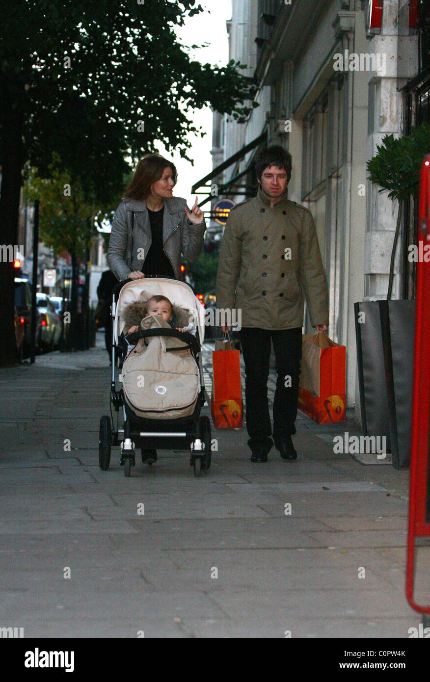 Noel Gallagher und langfristige Freundin Sara MacDonald, mit ihrem Sohn ...