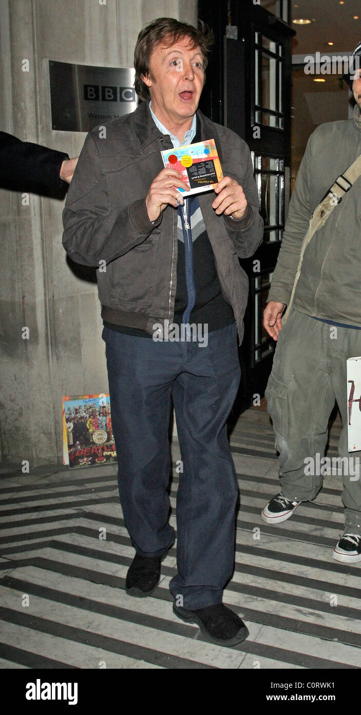 Paul McCartney hält versehentlich das neue Album von seiner Band "The ...