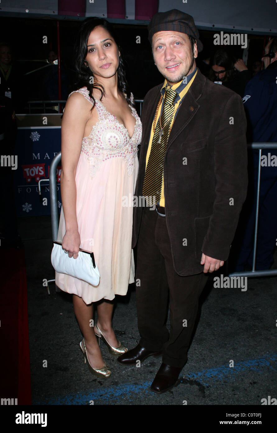 Rob Schneider und Gast Welt Premiere von Walt Disney Pictures "Bedtime ...