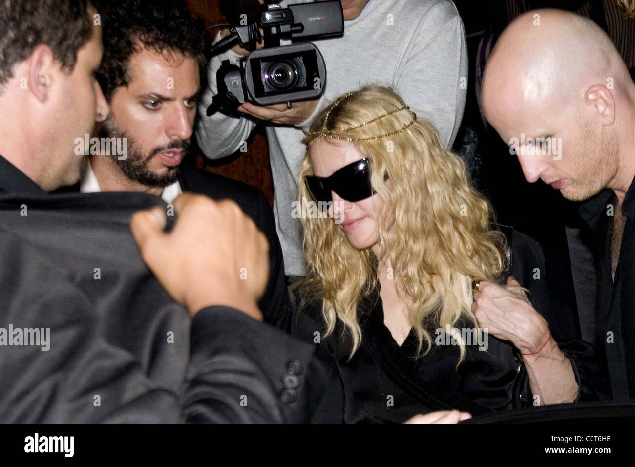 Guy Oseary und Madonna außen Bar Secreto wo sie das Ende ihrer "Sticky ...