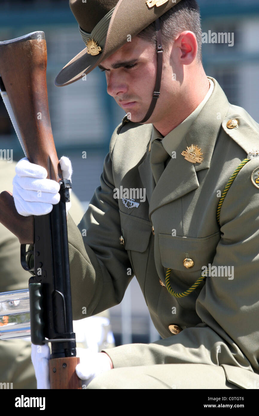 Mitglied der Australian Federation Guard Precision Drill Team, Garden Island Naval Base, Sydney ...