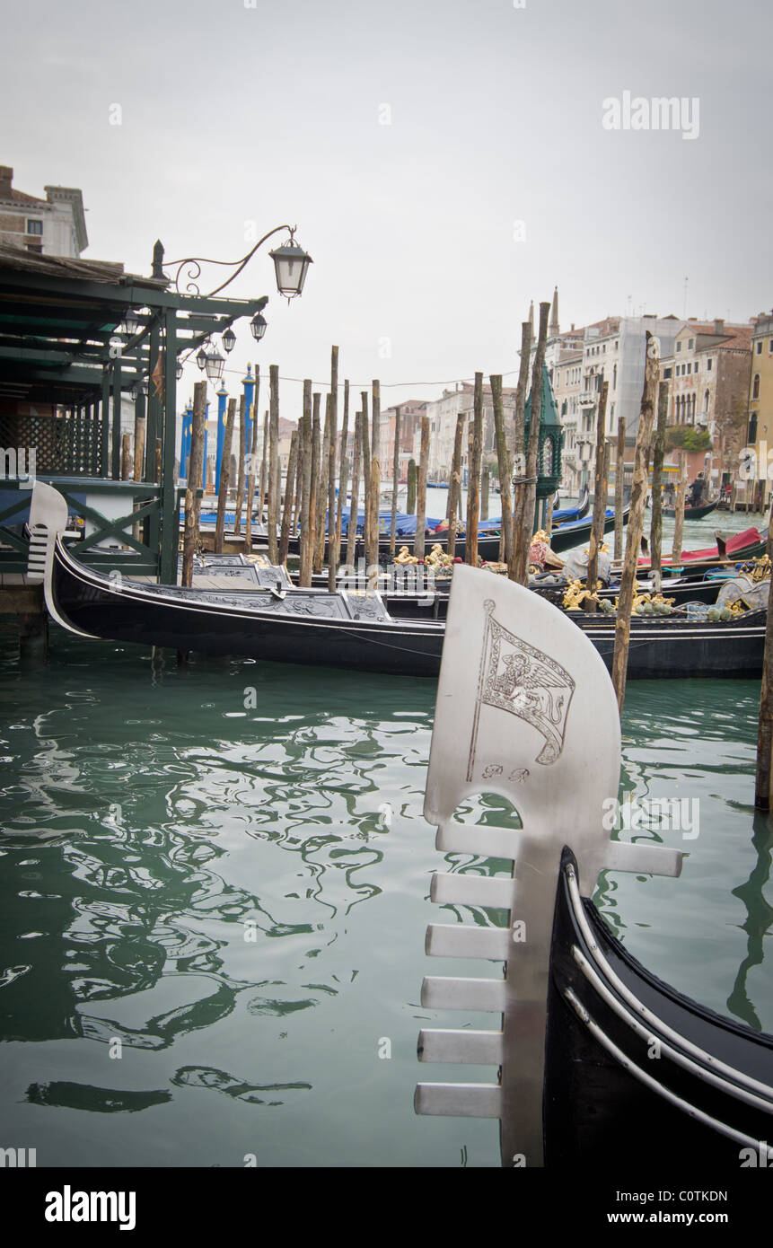 Gondeln auf dem Canal Grande Venedig festgemacht Stockfotografie - Alamy