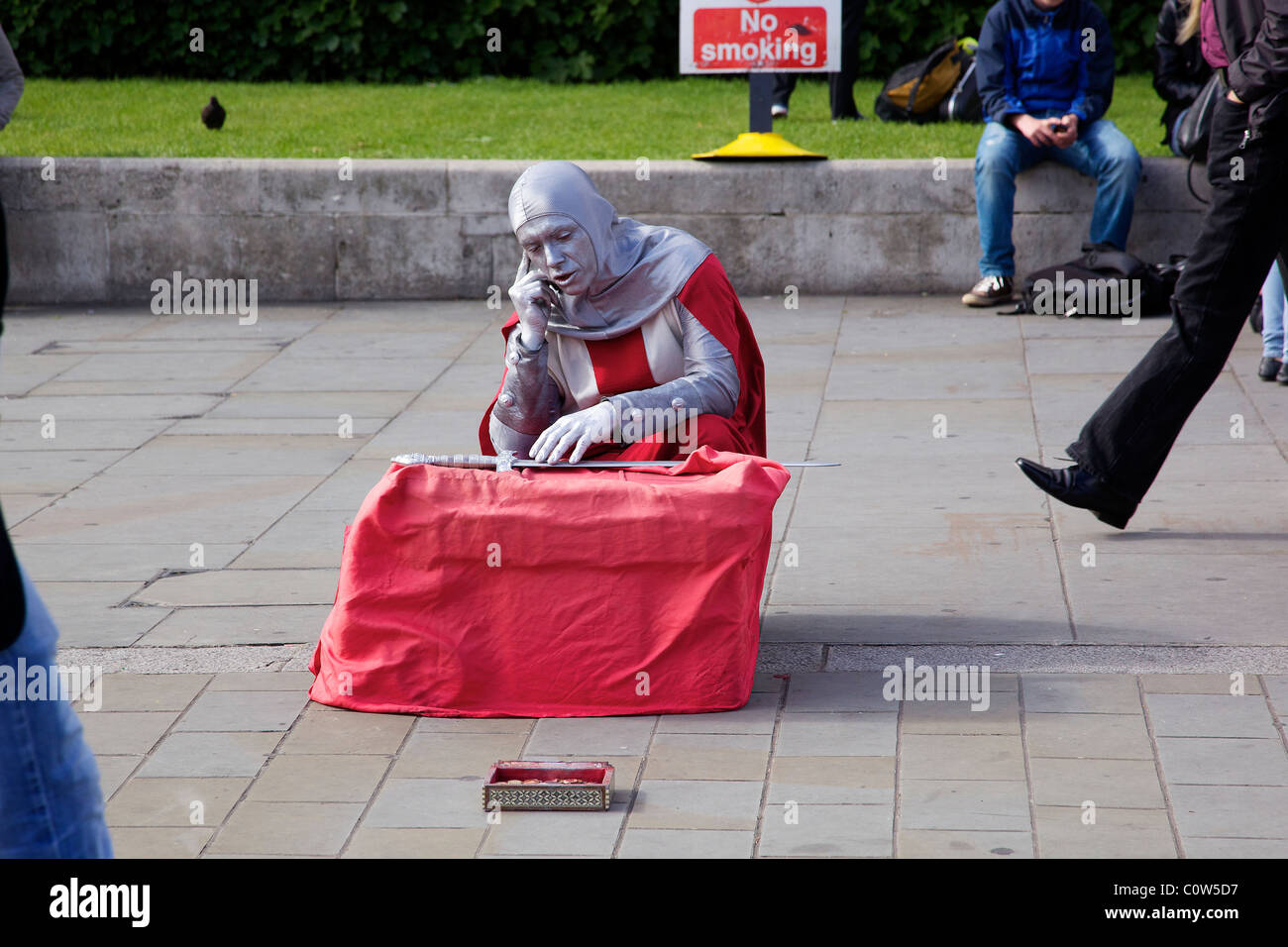 Silver mime street performer -Fotos und -Bildmaterial in hoher ...