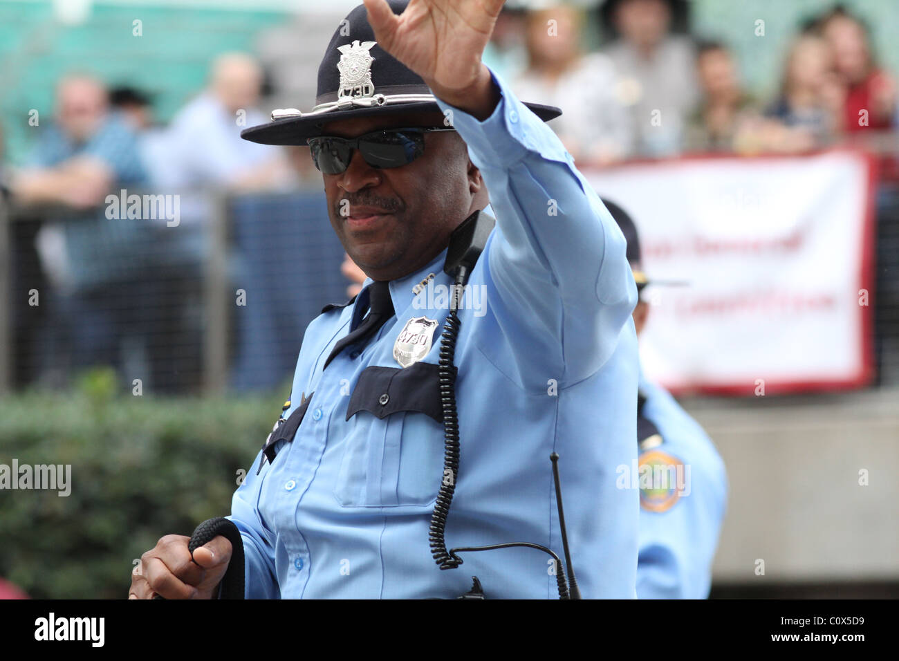 Sie reitet ihr polizeipferd -Fotos und -Bildmaterial in hoher Auflösung ...