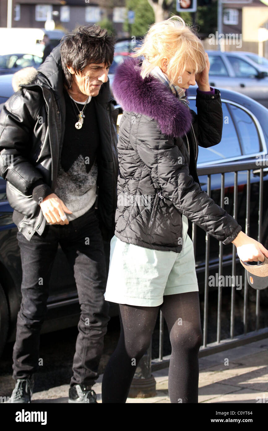 Ronnie Wood und Ekaterina Ivanova nehmen Sie ihren Hund mit eine ...