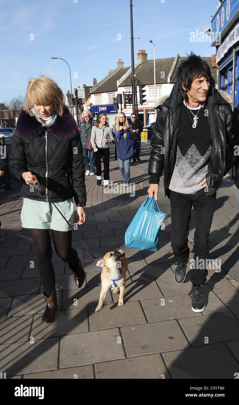 Ekaterina Ivanova und Ronnie Wood nehmen Sie ihren Hund mit eine ...