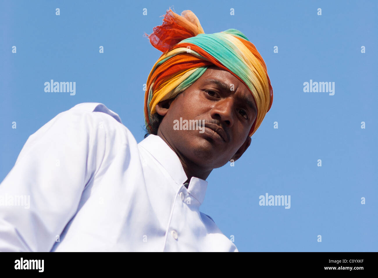 Mann mit turban von hinten -Fotos und -Bildmaterial in hoher Auflösung ...