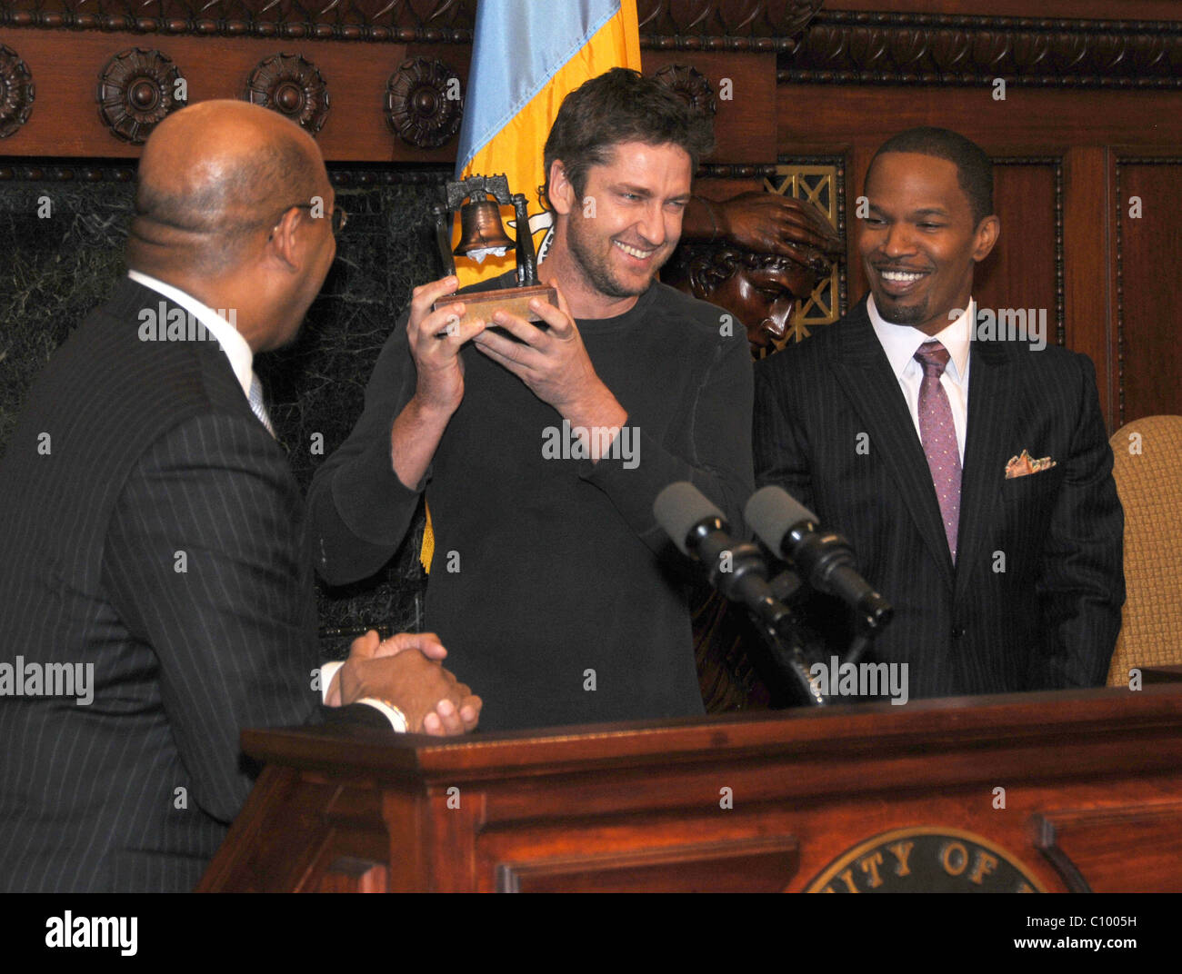 Bürgermeister Michael Nutter mit Jamie Foxx und Gerard Butler Stars der ...