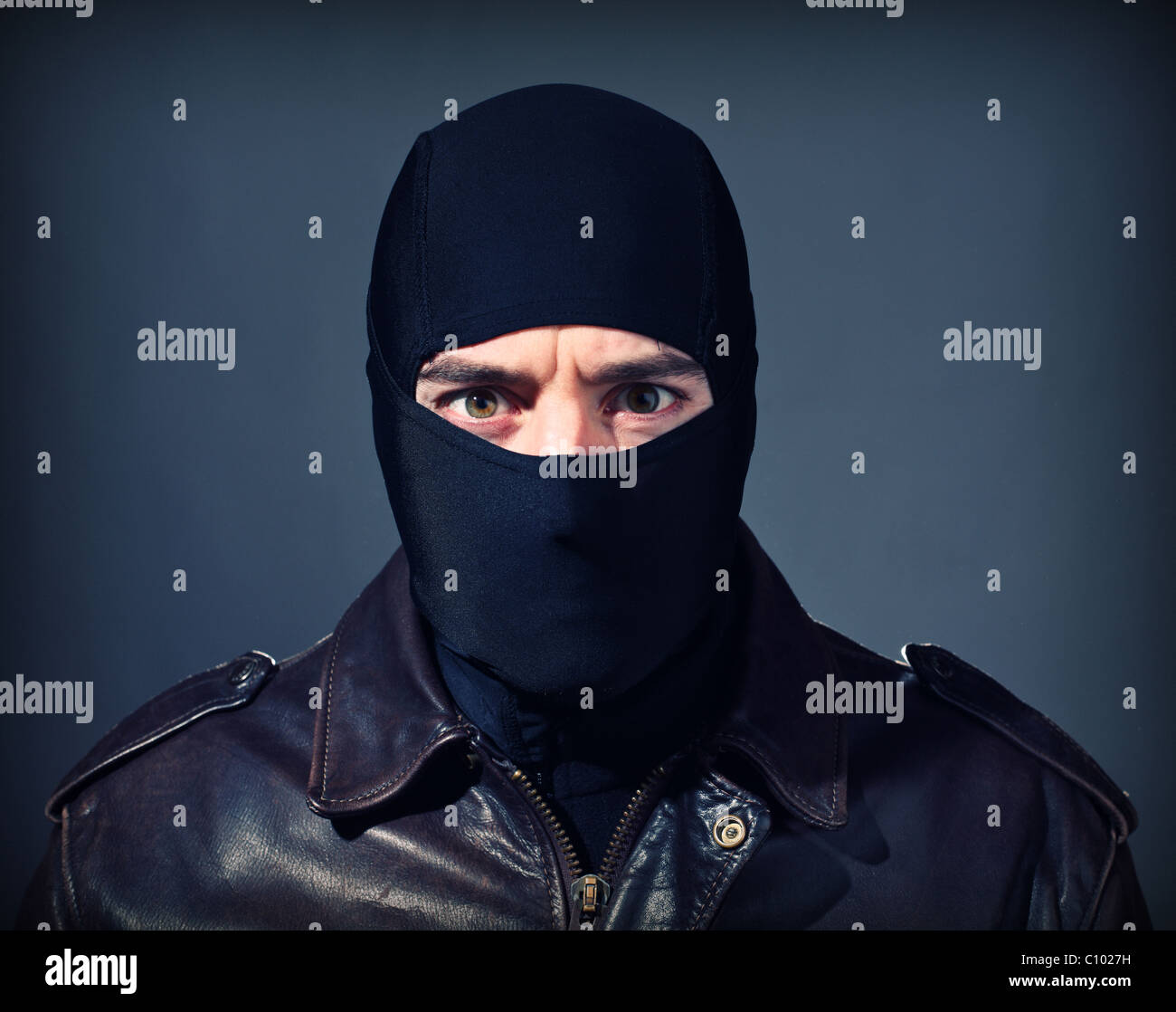 Terrorist balaclava gun -Fotos und -Bildmaterial in hoher Auflösung – Alamy