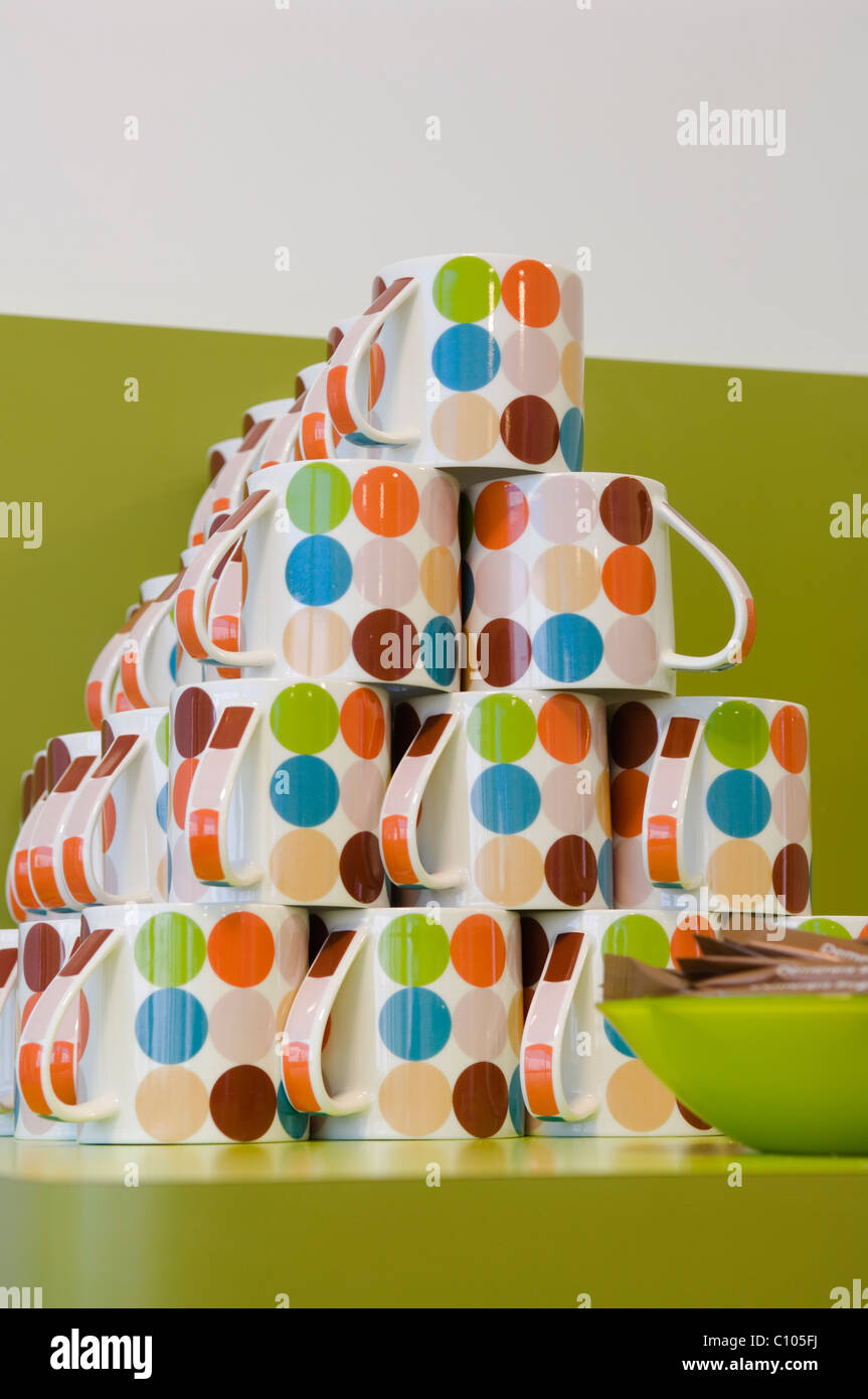 Gestapelte Tassen in 1970er Jahren Boutiquehotel mit ikonischen Stücke ...