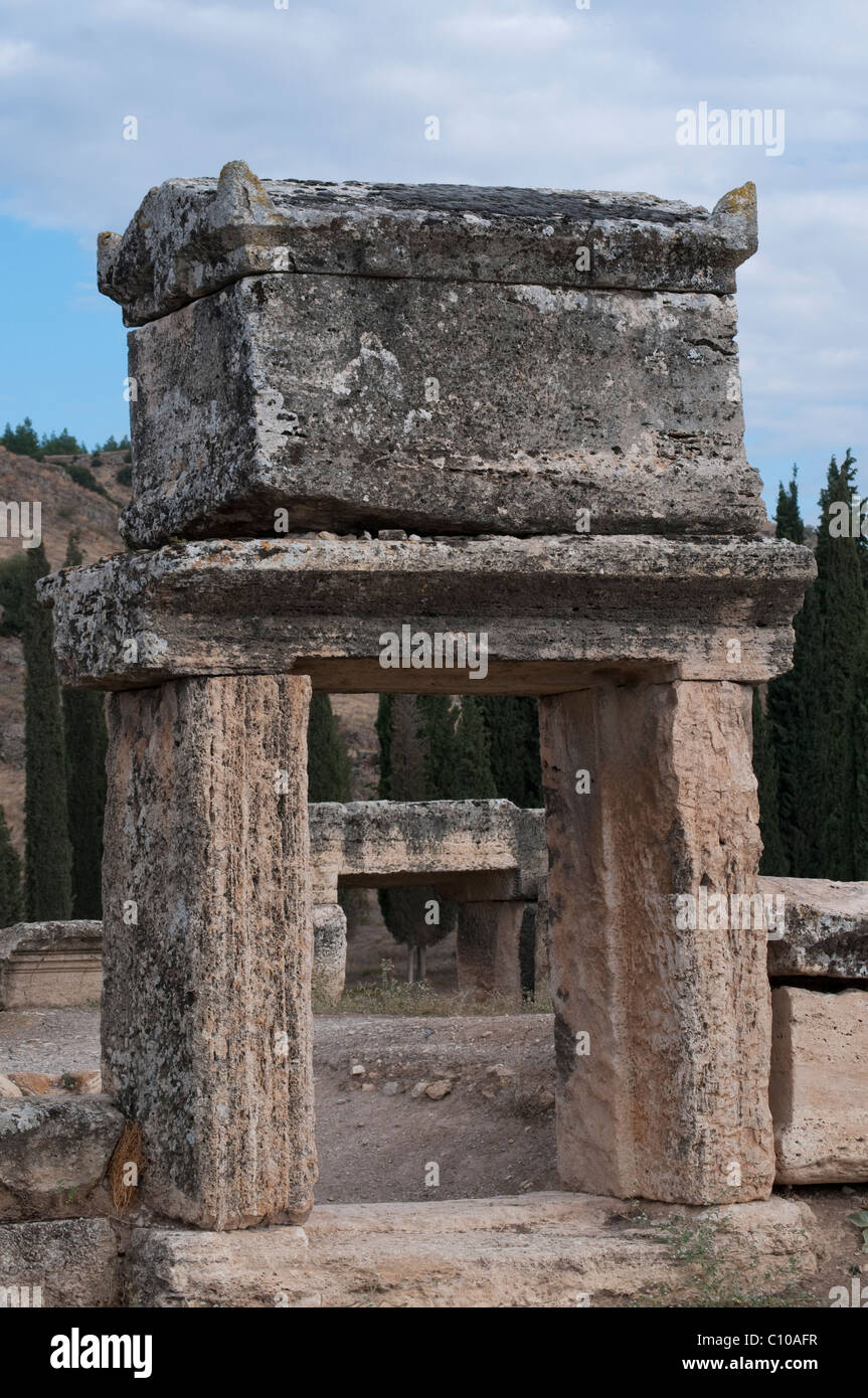 Nekropole von hierapolis -Fotos und -Bildmaterial in hoher Auflösung ...
