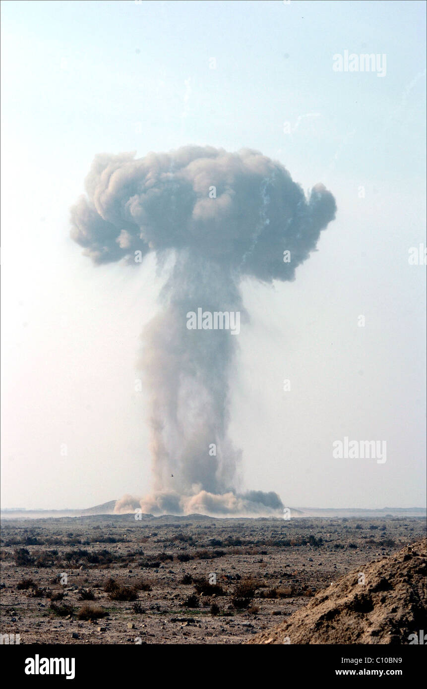 Mushroom cloud explosion -Fotos und -Bildmaterial in hoher Auflösung ...