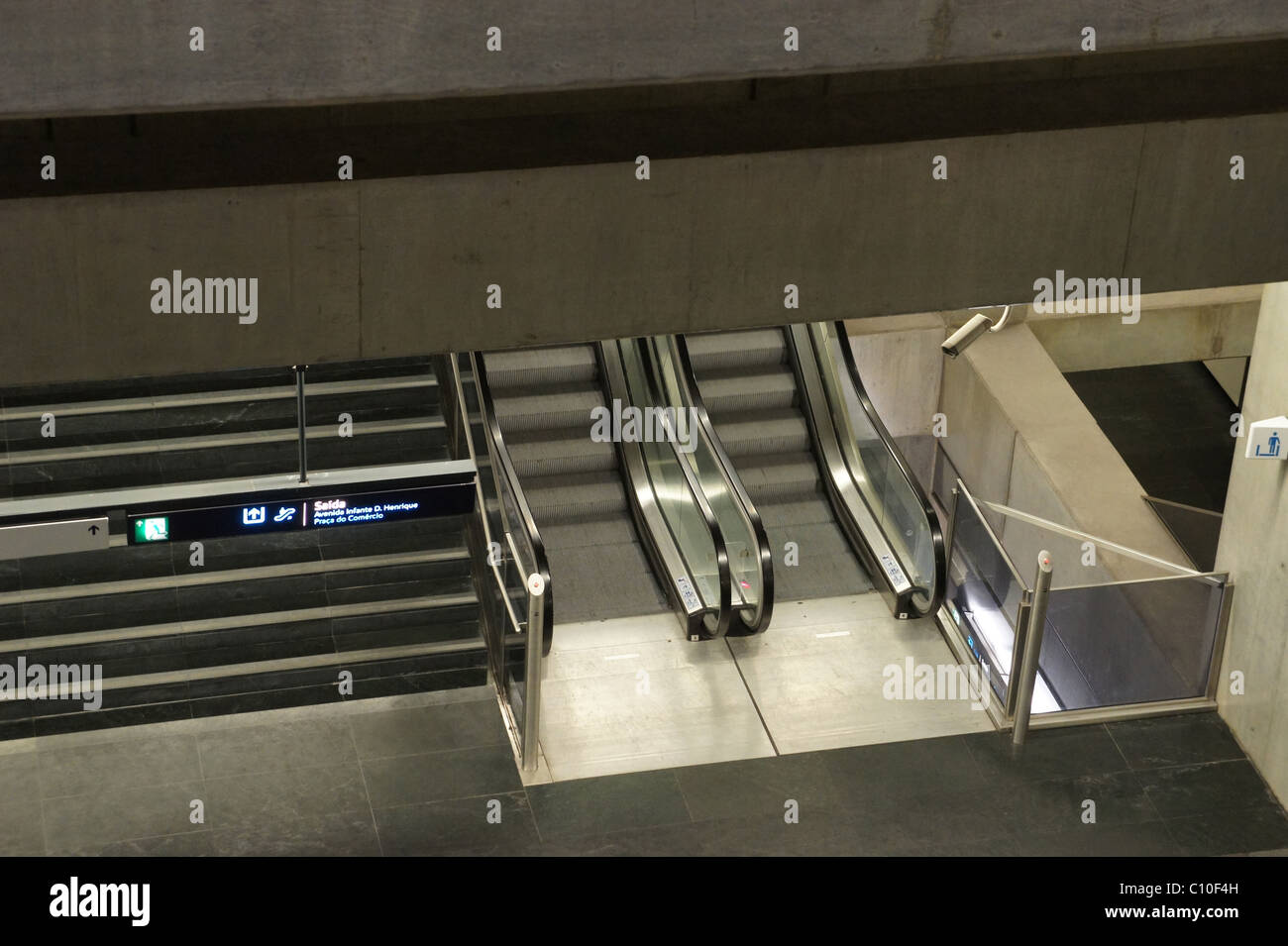 Rolltreppen und Treppen an einer Station Stockfotografie - Alamy