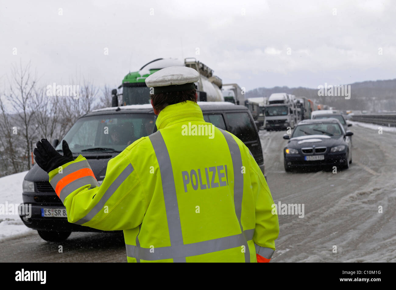 Wintereinbruch, Chaos, Sperrung der Autobahn A8 in Richtung München am Albaufstieg, Ausfahrt ...